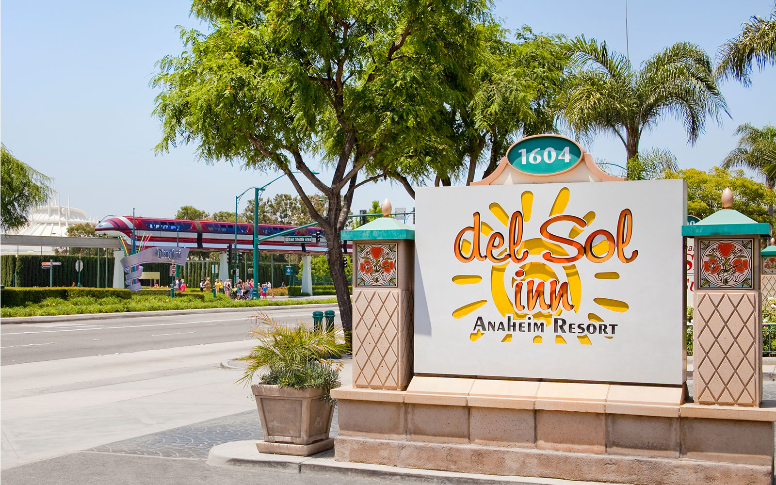 Hotel Near Disneyland - Del Sol Inn in Anaheim, CA